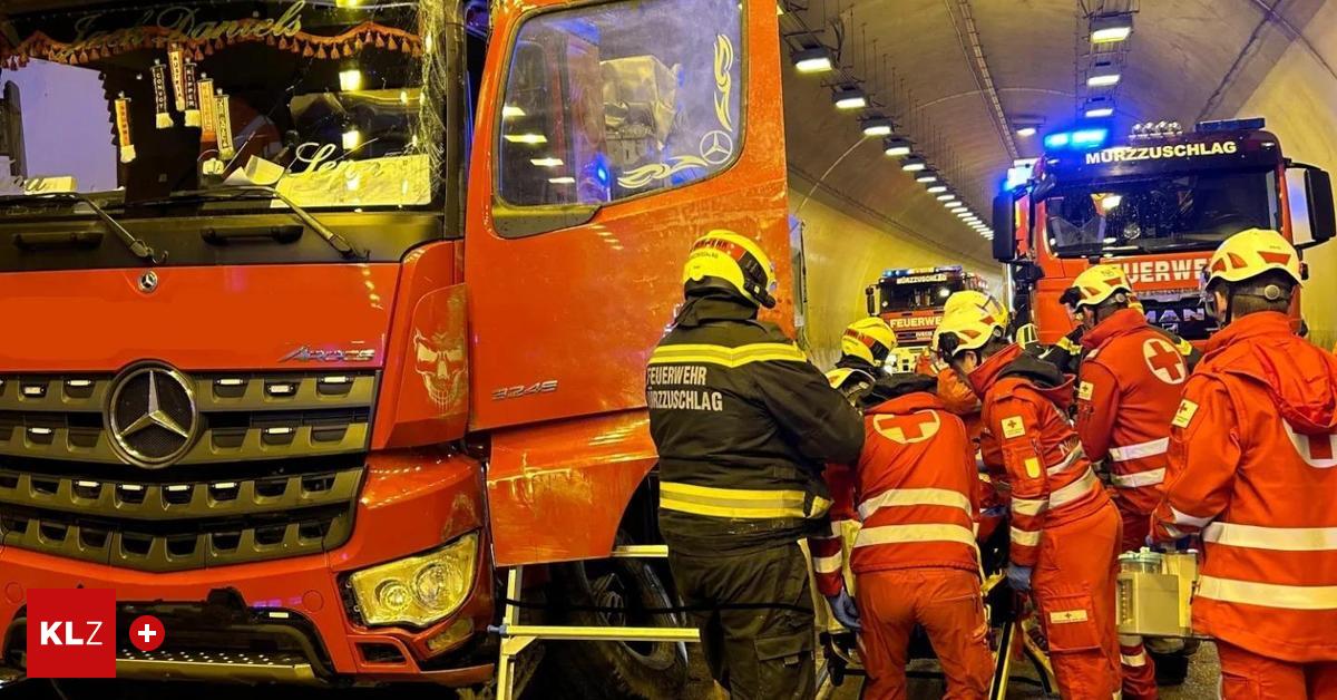 In Fahrtrichtung Wien: Tunnelwand touchiert: Lkw-Fahrer bei Unfall im Tunnel Spital verletzt
